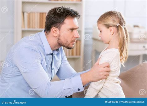 Padre Estricto Que Castiga A Su Hija Foto De Archivo Imagen De