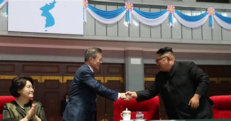 문재인 김정은 빛나는 조국 관람 후 악수