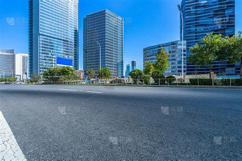 以城市景观为背景的城市空交通道路