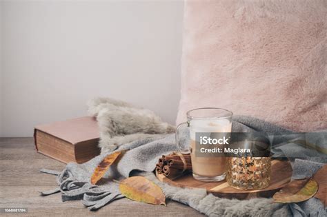 라 떼 마 키 아 토 커피 컵 양 초 및도 서와 Hygge 스칸디나비아 스타일 개념 촛불 조명 장비에 대한 스톡 사진 및 기타