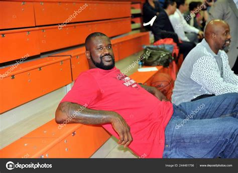 Former Nba Superstar Shaquille Oneal Smiles Fans Meeting High School