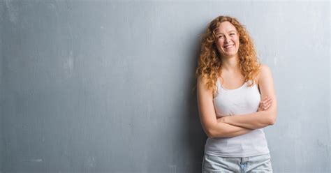 서 치아를 보여주는 자신감 미소로 웃 고 행복 한 얼굴로 회색 그런 지 벽에 빨강 머리 젊은 여자 건강한 생활방식에 대한 스톡 사진 및 기타 이미지 Istock
