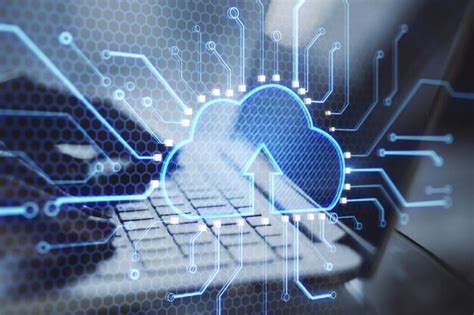 흐릿한 배경 클라우드 컴퓨팅 기술 및 데이터베이스 이중 노출에 추상 빛나는 클라우드 및 칩 인터페이스가 있는 랩톱 키보드를 사용하여 손 클로즈업 프리미엄 사진