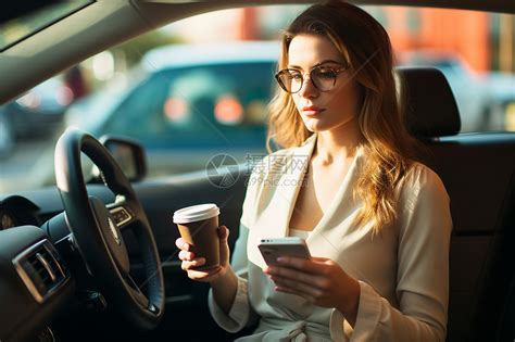 坐在汽车里喝咖啡的女士高清图片下载 正版图片600549922 摄图网