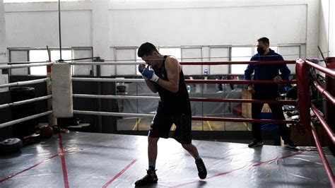 Coronavírus Brasileiro campeão do mundo de boxe treina isolado para