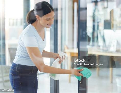 창문에 천을 사용하는 젊은 행복한 혼합 인종 가사 노동자 그녀의 아파트에서 집안일을 즐기는 한 히스패닉 여성 청소하기에 대한 스톡 사진 및 기타 이미지 Istock