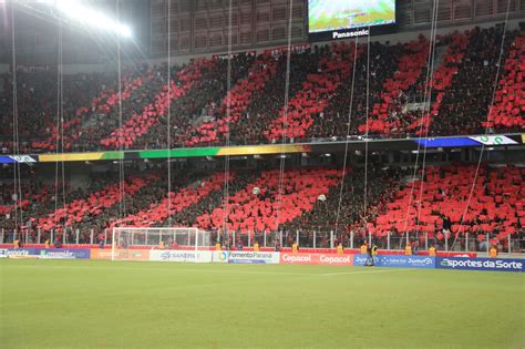 Torcida do Athletico dá show na Ligga Arena e bate novo recorde de público