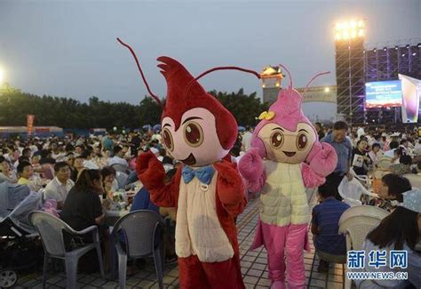 盱眙举办万人龙虾宴 3万食客狂扫龙虾35吨（组图）手机凤凰网