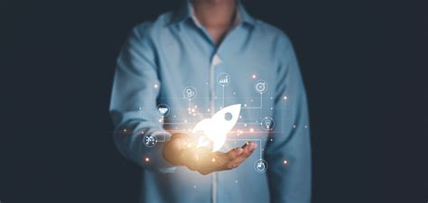 시작 개념입니다 홀로그램 가상 인터페이스에 로켓 발사 아이콘과 네트워크 연결을 가진 사업가 손 빠른 비즈니스 성공 개발에 대한 스톡 사진 및 기타 이미지 Istock