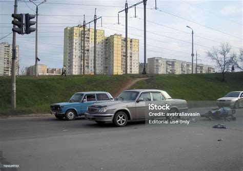 Kharkov에서 거리에 사고입니다 난파 자동차 자동차 사고의 결과 도 교통 사고입니다 경찰관에 대한 스톡 사진 및 기타 이미지