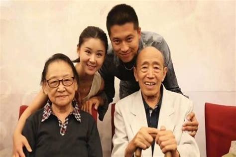 出道多年零緋聞，不接吻戲，33歲美如少女，連初吻都給老公 每日頭條