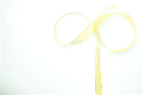 흐린 흰색 배경에 황금 리본 구성 무한대 패턴은 해피 홀리데이 생일 크리스마스 새해 또는 결혼식 개념에 장식 묶여 선물 이나 카드에 대한 꿈처럼 보인다 개념에 대한 스톡