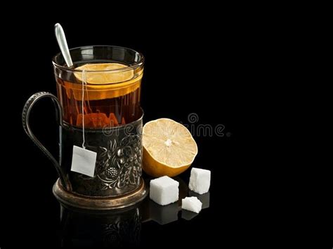 Создать мем "чай с лимоном в стакане, чай с лимоном на черном фоне, чай ...