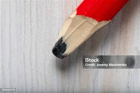 직사각형 건설 연필 연필 포인트 는 나무 배경에 클로즈업 두꺼운 연필의 무딘 끝 0명에 대한 스톡 사진 및 기타 이미지 0명 가리키기 가시 Istock