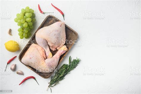 生肉雞腿鼓棒切葡萄和歐芹在白色背景頂部視圖平躺與文本的複製空間 照片檔及更多 俄羅斯 照片 俄羅斯 俯拍 切片 Istock