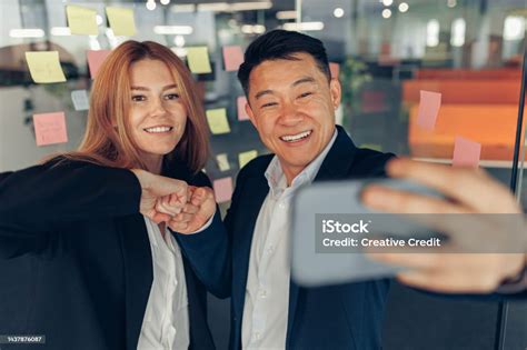 현대 사무실에 서서 셀카를 찍는 두 명의 다민족 비즈니스 동료 35 39세에 대한 스톡 사진 및 기타 이미지 35 39세 남성 남자 사업가 Istock