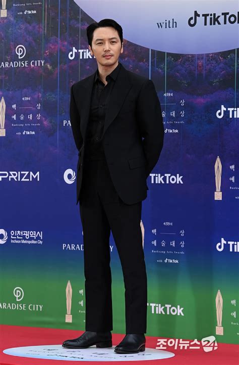 2023 백상예술대상 변요한 남자 조연상 10년 만 수상 축하해달라
