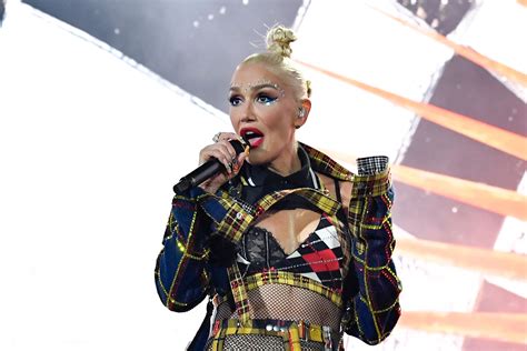 Heres What Gwen Stefanis Song Hollaback Girl Is Really About