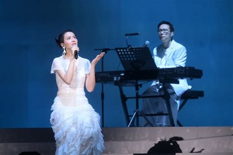 短髮 香港歌手梁詠琪昨晚在台北小巨蛋舉辦「時間遇上我們」演唱會，並 Fanclub