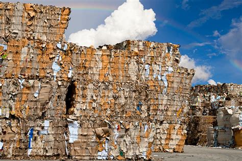 재활용 공장에서 파쇄하기 전에 골판지 종이 폐기물을 쌓으셔도 됩니다 0명에 대한 스톡 사진 및 기타 이미지 0명 강철 거절하기 Istock