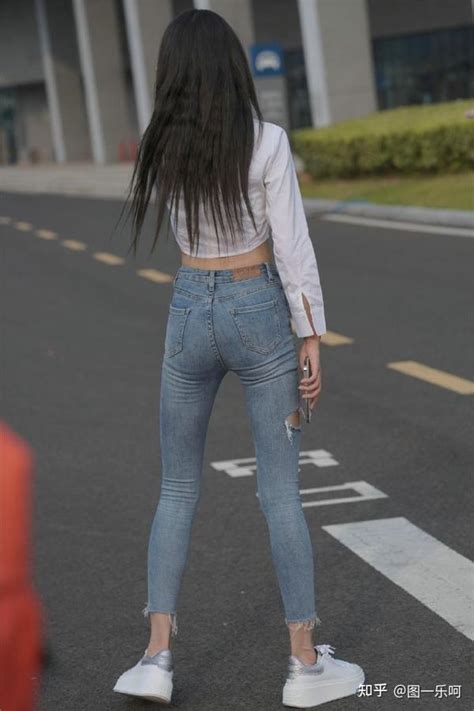 白色露脐衬衫搭配蓝色破洞牛仔裤，突出女孩子娇羞可爱的一面 知乎