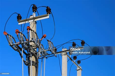 밝은 파란색 선명한 하늘 배경의 기둥에 변압기 밸러스트 절연체 및 전선 과 함께 고전압 콘크리트 및 강철 전기 전원 포스트 상단 닫기 3가지 개체에 대한 스톡 사진 및 기타