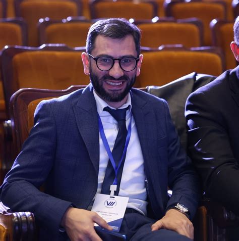 Վազգեն Գալստանյանի փաստաբանն ա։ Թե բա երկրորդ կուրսի իրավաբանն անգամ գիտի որ բան ման։ Ասենք