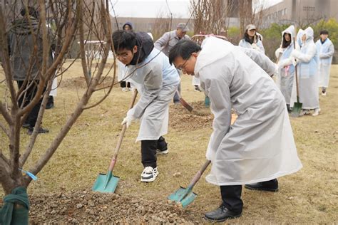 华东师大师生共植桃树碳中和助力绿色校园建设