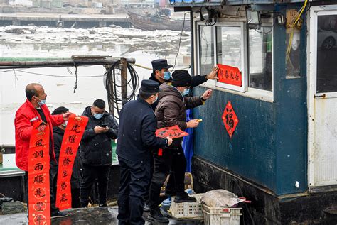 山东东营加强渔港治安 迎接新春佳节