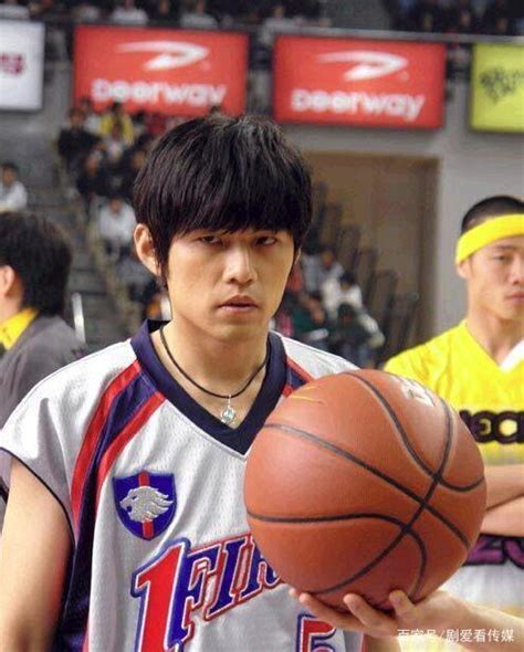 40岁周杰伦与38岁姚明共餐，为避免尴尬，两人坐着合照百科ta说