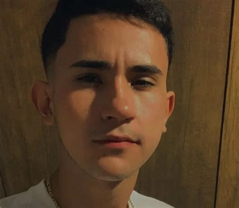 Jovem morre após bater moto contra placa de sinalização em vicinal de