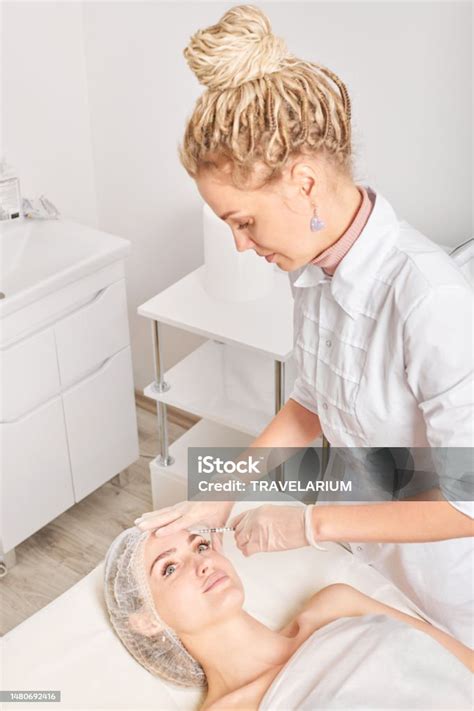 미용사는 여성 얼굴에 회춘 주사 미용실에서 노화 방지 절차를 만듭니다 미용사에 대한 스톡 사진 및 기타 이미지 미용사 25 29세 2명 Istock