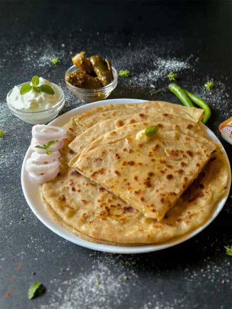 सर्दियों के नाश्ते के लिए एकदम परफेक्ट है Punjabi Aloo Paratha Recipe