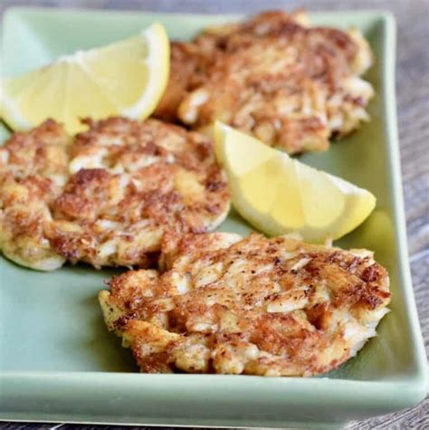 Pan Fried Crab Cakes Grits And Gouda
