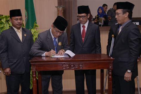 PJ Bupati Terima Rekomendasi DPRD Terhadap LKPJ TA 2016 Mubaonline