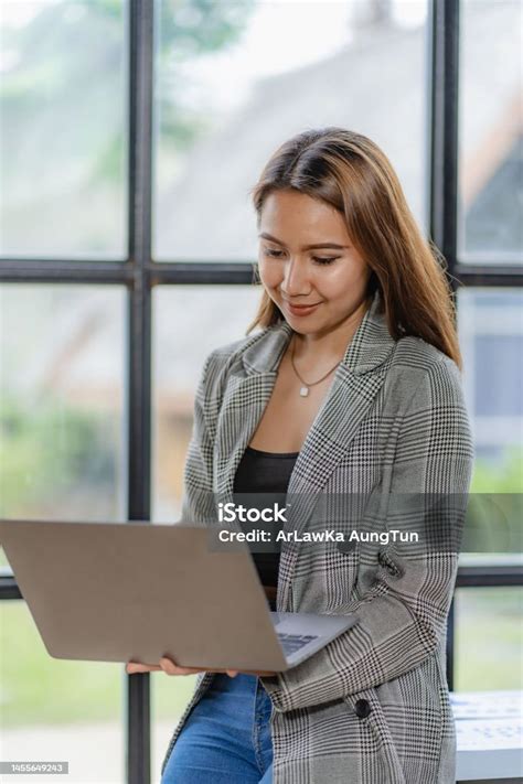 현대 가정에서 노트북 컴퓨터로 작업을 하는 젊은 아시아 프리랜서 부동산 투자 데이터 계정 분석 보고서 세로 이미지 만들기 Conference On The Americas에