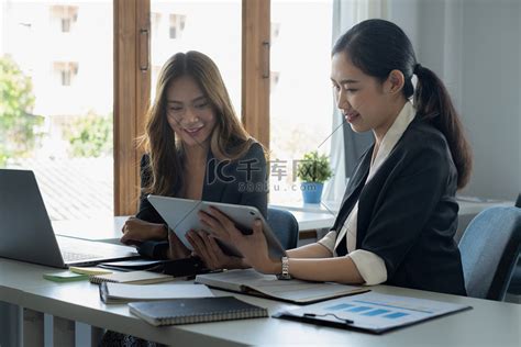 业务团队在公司会议室咨询审计检查员财务预算。高清摄影大图 千库网
