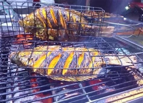 အကင်စက် ပဲပြုတ် 10သား ကို အလုံးမညက်တညက် ချေထားတာတွေ ထည့်မွှေ ကြော်ပ