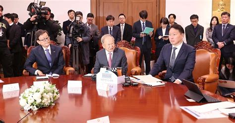 우원식 “여야정과 위기 해법 모색” 경제계 “무쟁점법안 연내 통과”