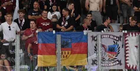 Suporterii echipei CFR Cluj apropiată de Vasile Dîncu au afișat pe