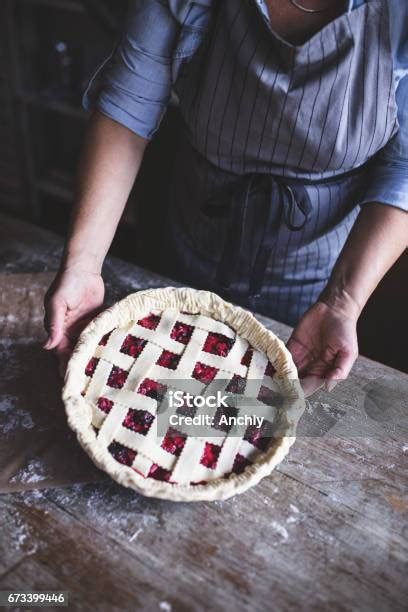 맛 있는 수 제 체리 파이 준비에 대 한 굽기 여 자가 그녀의 손 나무 테이블에에서 파이 들고 격자 파이에 대한 스톡 사진 및 기타 이미지 Istock