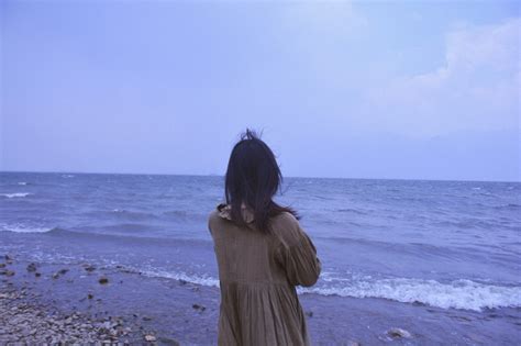 海边的少女背影高清图片人物情感情感表达共享免费下载 花猫素材网