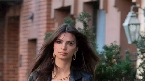 Emily Ratajkowski Plus Sexy Que Jamais Dans Une Robe Au Dos Nu France