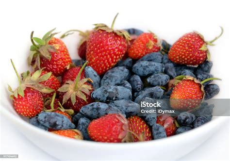 과일 모듬 플래터 많은 익은 맛 있어 딸기와 고립 된 산부인과 흰색 배경 스튜디오 촬영 가까이 허니 0명에 대한 스톡 사진 및