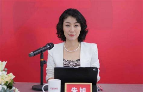 我國金牌女秘書朱旭：年薪849萬，年終獎1000萬，現46歲仍未婚 每日頭條