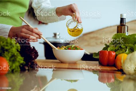부엌에서 요리 알 수없는 인간의 손 여자는 야채 샐러드로 바쁘다 건강한 식사 채식 주의 음식 컨셉 가정 생활에 대한 스톡 사진