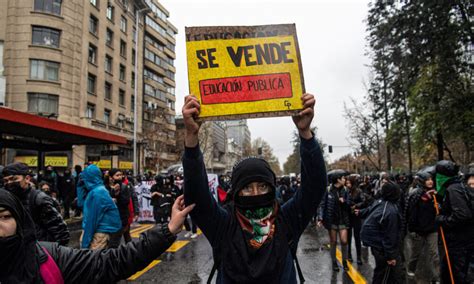 Estudiantes vuelven a protestar por mejoras a la educación en Chile Central News