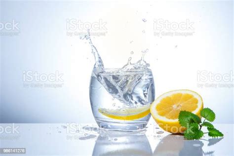 유리와 물 밝아진 노란 레몬 맛있고 건강 한 음식입니다 계절 음료 0명에 대한 스톡 사진 및 기타 이미지 0명 녹색 독일