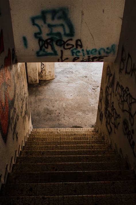 거리 예술 거친 건축 계단 계단 통 공공의 구조 그래피티 그런지 껄끄 러운 대담한 도시 도시 환경 도시의