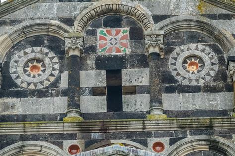 바실리카 델라 첸트로 스토리코 트리니타 디 사 카 르 기아 는 이탈리아 사르디 니 아 북부의 로마네스크 양식의 교회입니다 현지